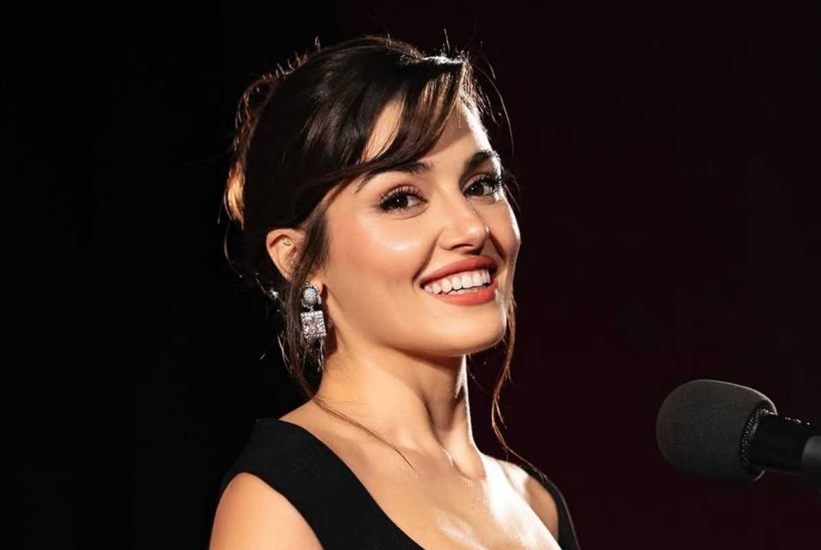 Turska glumica Hande Erçel uvela novi trend: Modna kombinacija pomakla ...