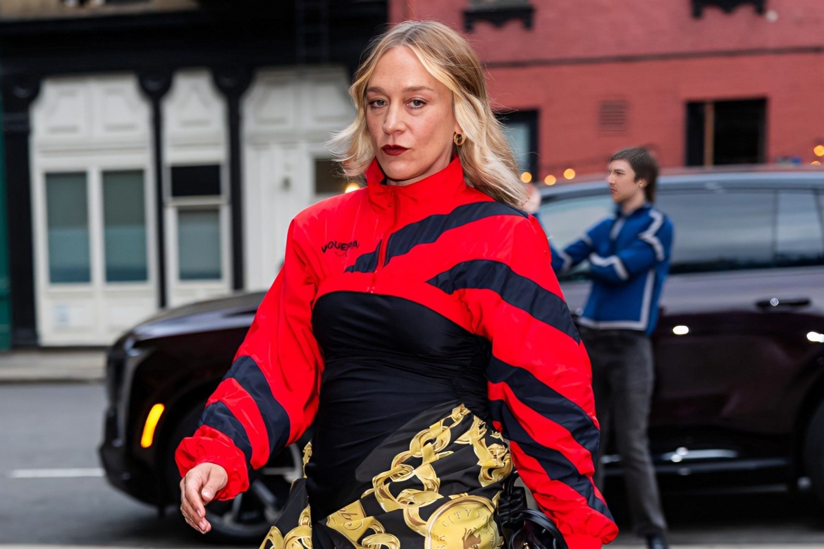 Svileni detalj koji podiže svaki outfit – i nosi se sasvim drugačije ...