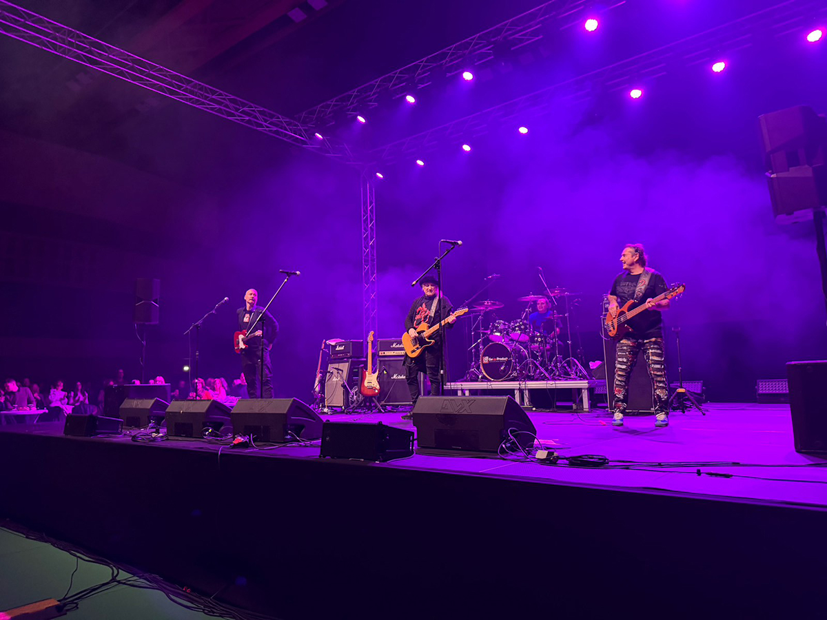 Plavi orkestar priredio spektakl u Splitu - Žene.ba